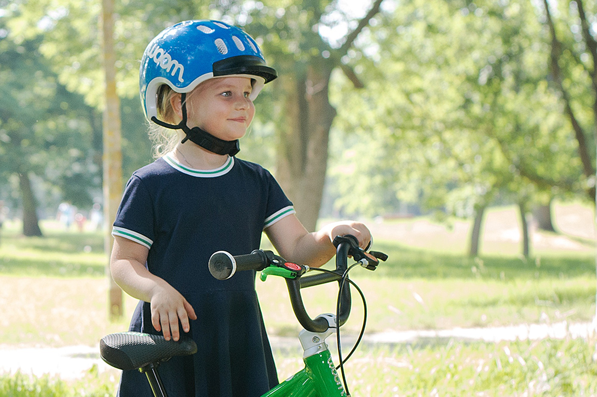 Woom kask na rower dla dzieci w kolorze niebieskim - VELOKIDS.PL